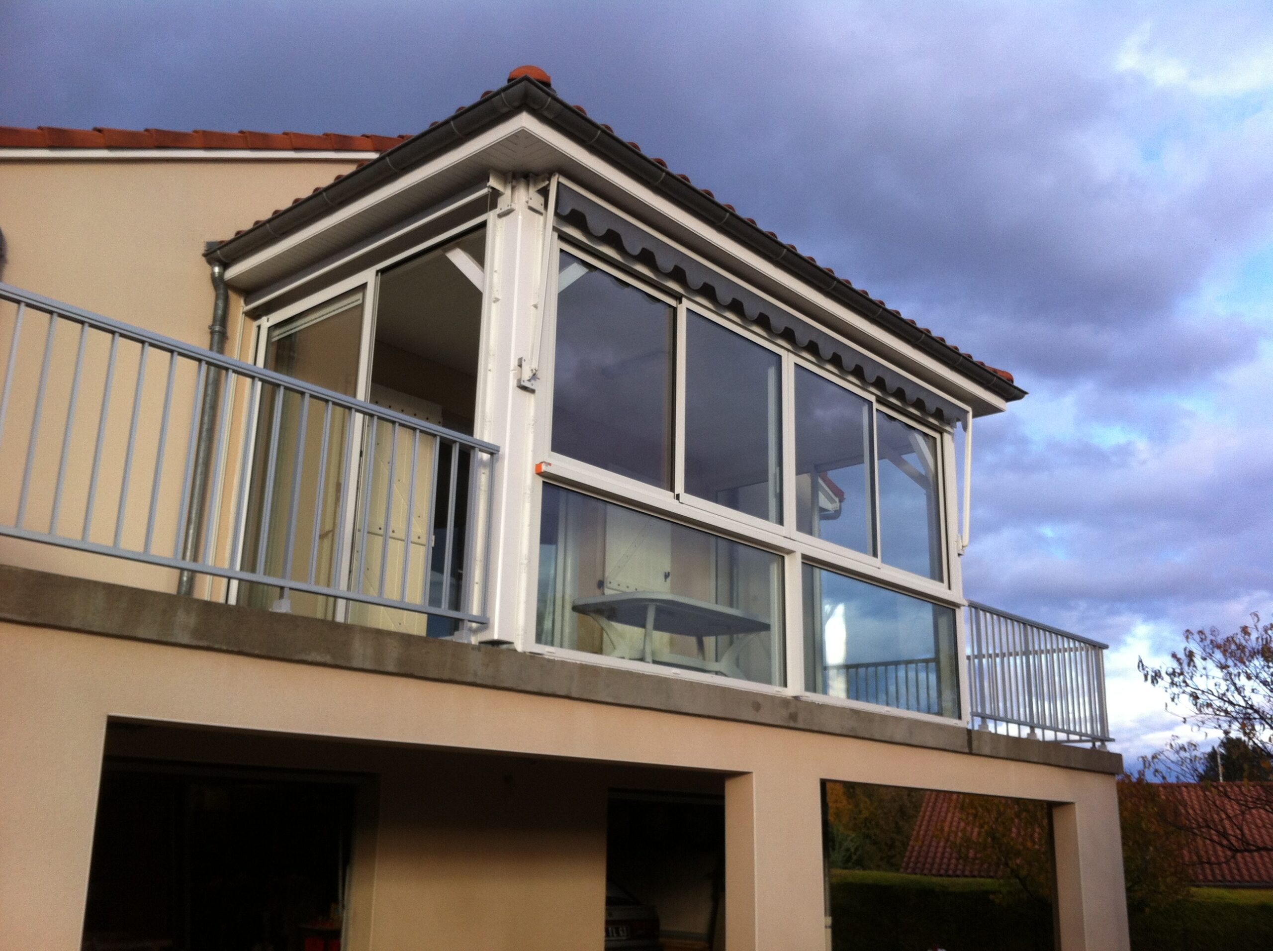 Véranda store intégré : confort et protection solaire